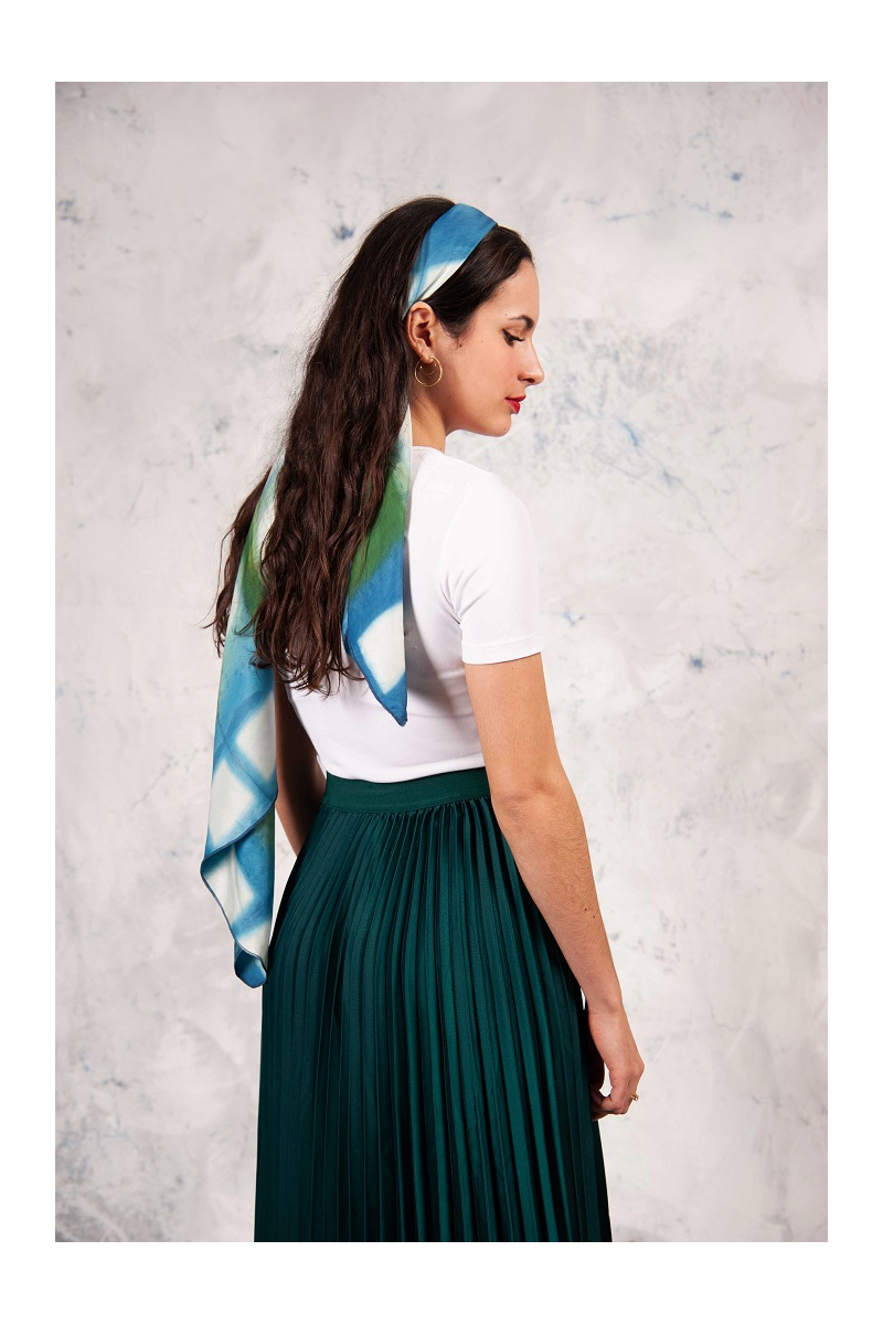 Loue ce foulard Tie and Dye Indigo de la marque Neprun sur OŪ La mode ...
